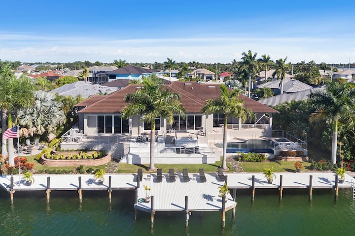 Waterfront, Pool + Hot Tub, Fire Pit, Patio, Deck - Marco Island