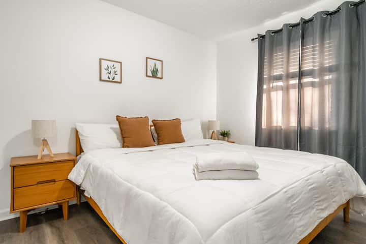 Newly-renovated Townhouse| Parking | Pet Friendly - Louisville, KY