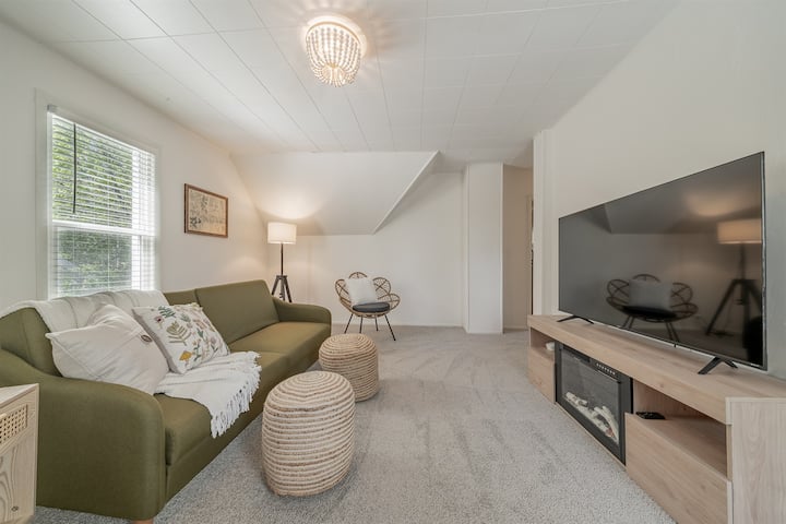 Cozy 1br Home W/ Fireplace & Yard - Appleton, WI