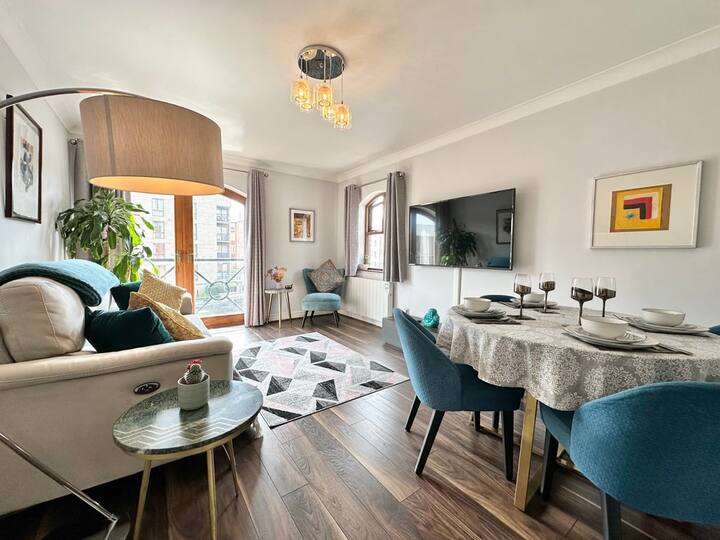 River Aire Views: Modern 2-bed City Flat - Leeds