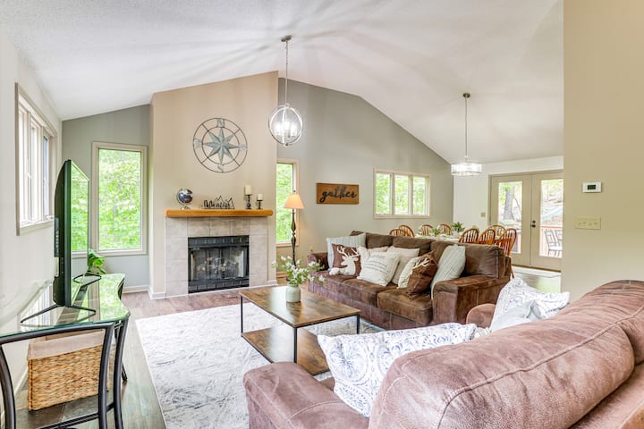 Spacious Mcgaheysville Home W/ Hot Tub & Sauna! - Harrisonburg, VA