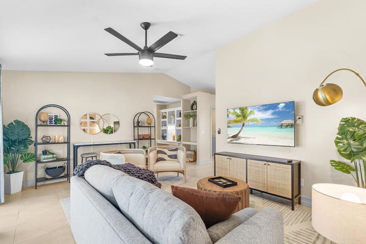 Stylish 3br Waterfront Cape Coral Escape - Cape Coral, FL