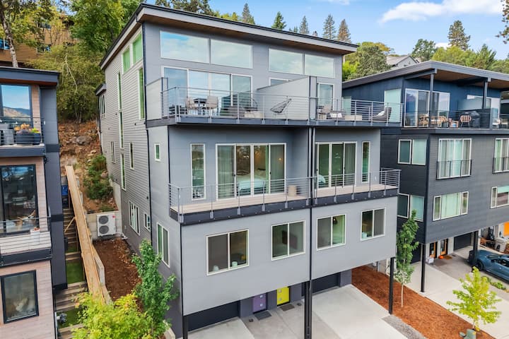 Magnificent Brand New 5bed/ 3.5bth Overlooking Dt - Hood River