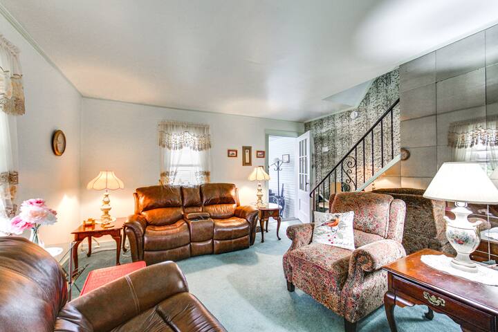 Charming West Mifflin House - 3 Mi To Kennywood! - Noah's Ark, West Mifflin
