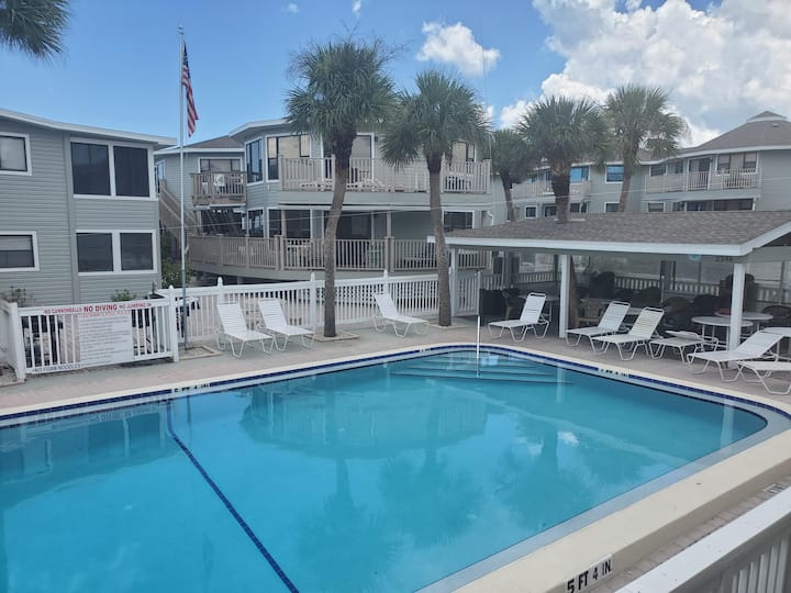 11d Pool View 1/1 - Englewood