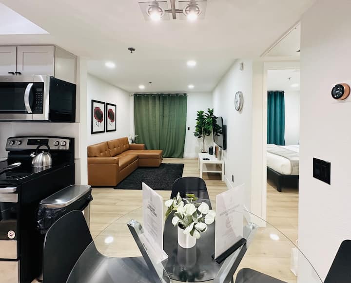 Lux 1 Br Condo Fully Renovated W/pool, Gym, And Ja - Las Vegas