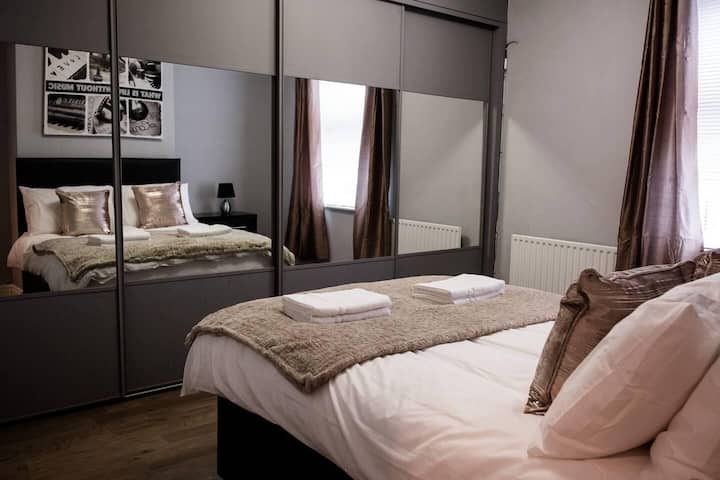 4 Bed House, Sleeps 9, Free Parking - Stoke-on-Trent