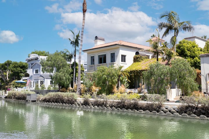 The Canal Escape - Canal-front Italian Villa - Santa Monica