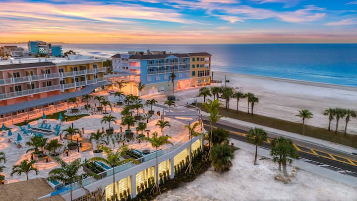Romantic Beachfront Resort W/ Onsite Pool & Spa - Fort Myers Beach, FL