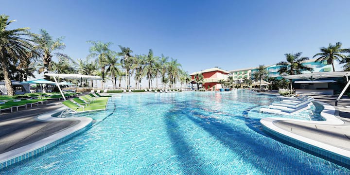 Sunny Beachfront Resort W/ Live Music! - Fort Myers Beach, FL