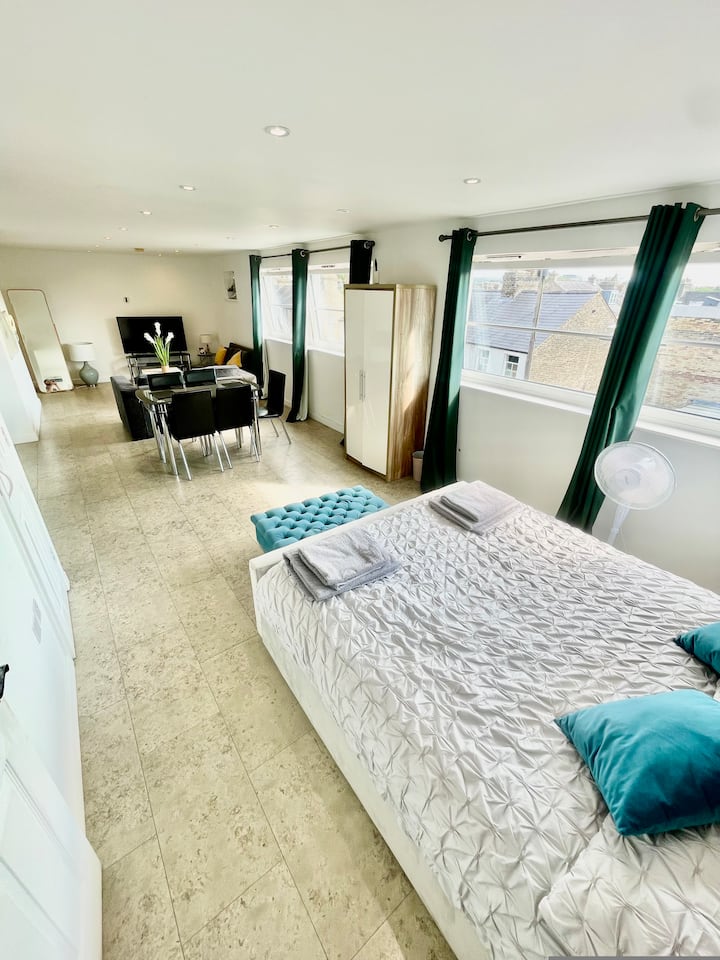 Studio - Sleeps 2 - Parking - Wifi - Cambridge