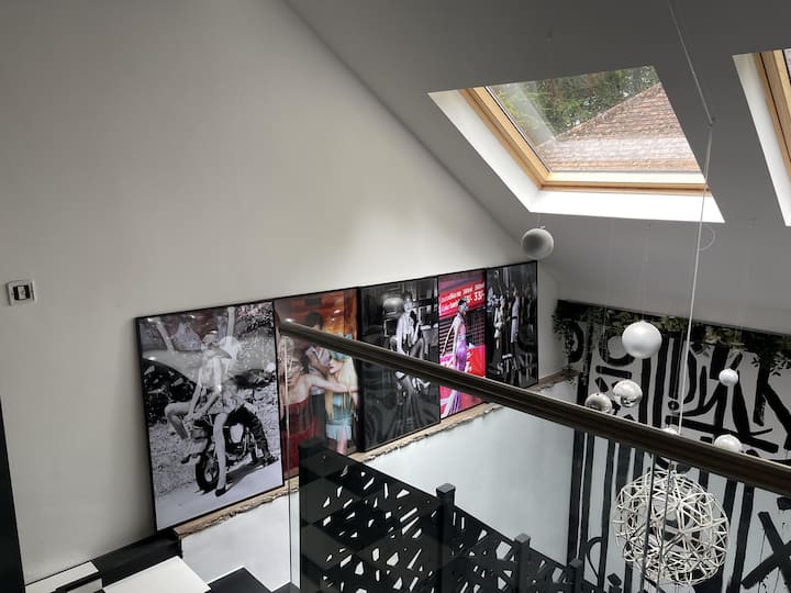 Artsy Retreat - Sleeps 6, Free Parking & Balcony - Redhill