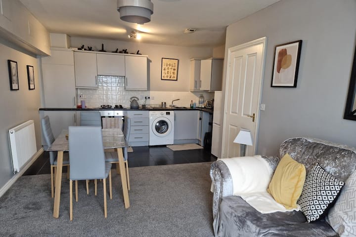 Stylish 2-bed Apartment - Sleeps 4, Parking & Wifi - Coventry