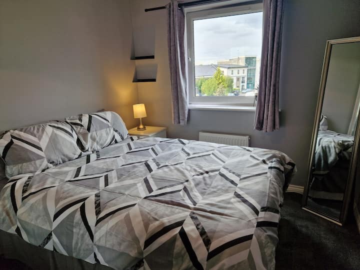 Stylish 2-bed Apartment - Sleeps 4, Parking & Wifi - Coventry