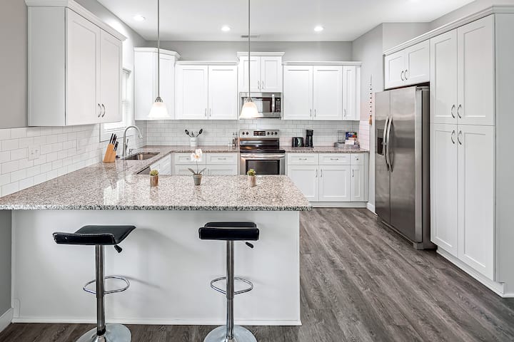 Uptown Escape | King Suite + Jacuzzi & Pool Table - Charlotte, NC