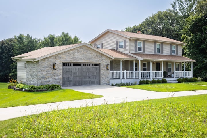 Designer Home - King Suite, Game Room, Hot Tub - Splash Pad, Belvidere