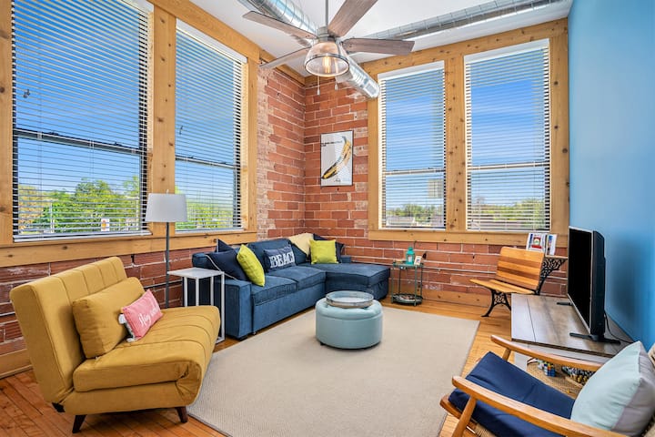 New Vibrant Loft In Downtown Soha | Pool & Hot Tub - South Haven, MI