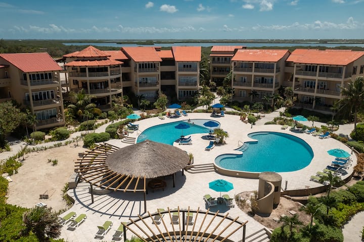 Oceanview Lux Condo Private Balcony & Resort Pool - Belize