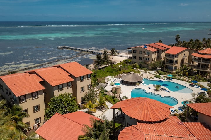 Oceanfront Bliss: Lux Condo Ocean View & Pools - Belize
