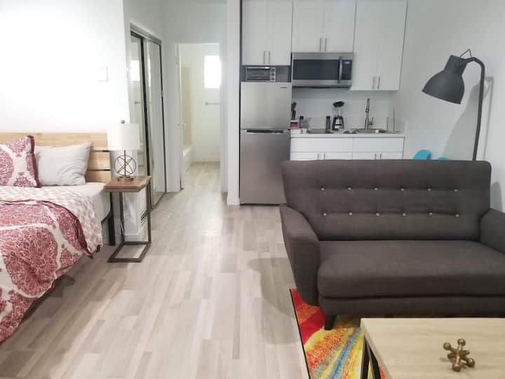 Bright & Cozy Beach Studio W/parking Steps 2 Sand! - Mar Vista - Los Angeles