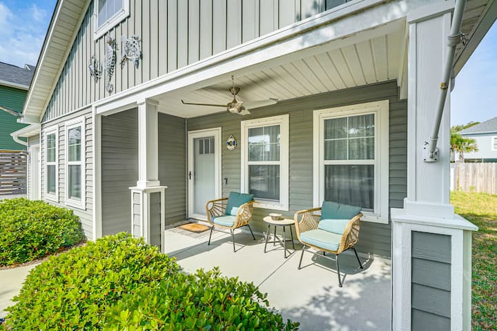 Charming Oak Island Beach House W/ Fire Pit & Yard - Oak Island, NC