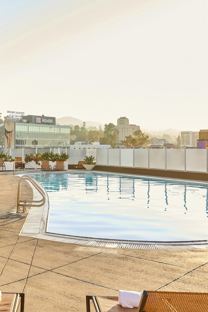 Close To Tcl Chinese Theatre & Capitol Records - Hollywood