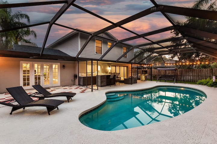 "Summer Dream" - Large Family Pool Home - Temple Terrace, FL