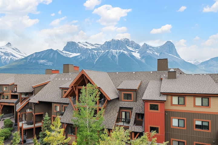 Magnificent Mountain Penthouse - Pool & Hot Tub - Canmore