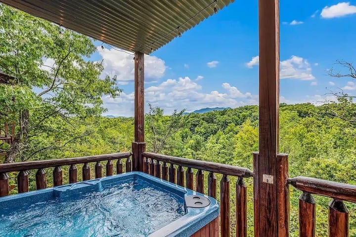 Pet-friendly Cabin W/ Hot Tub! Game Room + Views! - Gatlinburg, TN
