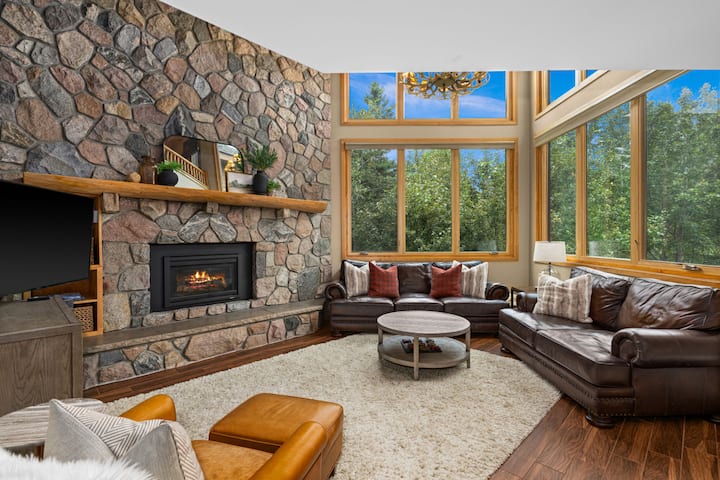 Luxury Lutsen Ski In Ski Out Retreat - Sleeps 12 - Lutsen, MN