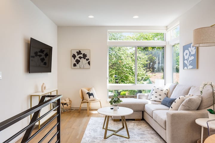 Chic 3br Home With Parking! Heart Of Queen Anne - Seattle, WA