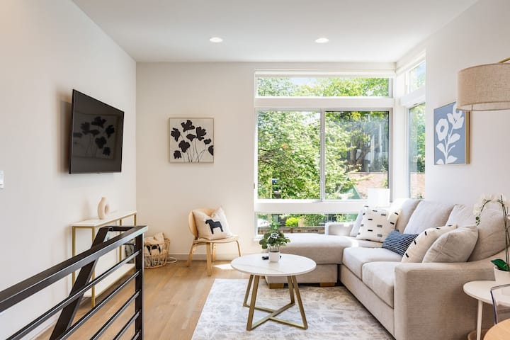 Stylish Seattle Townhome - Rooftop Deck & Downtown - Seattle, WA