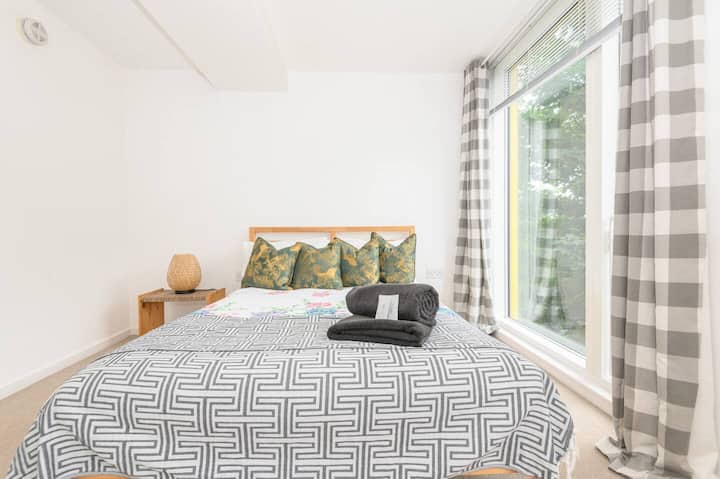 Leeds - Sleeps 4 - Free Parking - Pet Friendly - Leeds
