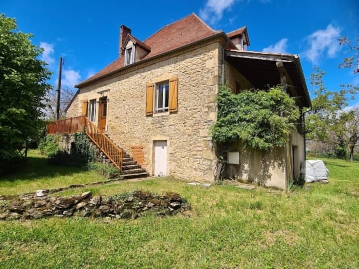 Sous Les Noyers Autoire Spacieux Et Deconnecté - Lot