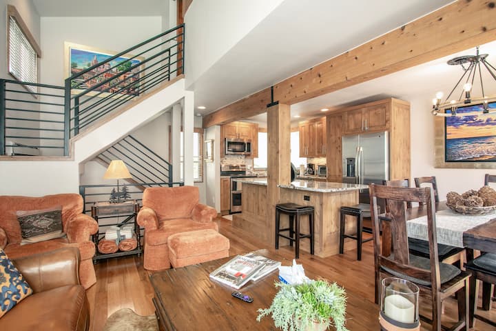 Updated Townhome, Private Hot Tub, Firepit - Vail, CO