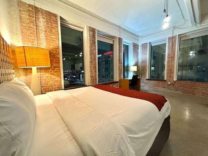 Earthy Style 2 Br | 3 Beds | 2 Bath | Free Valet P - Dallas, TX