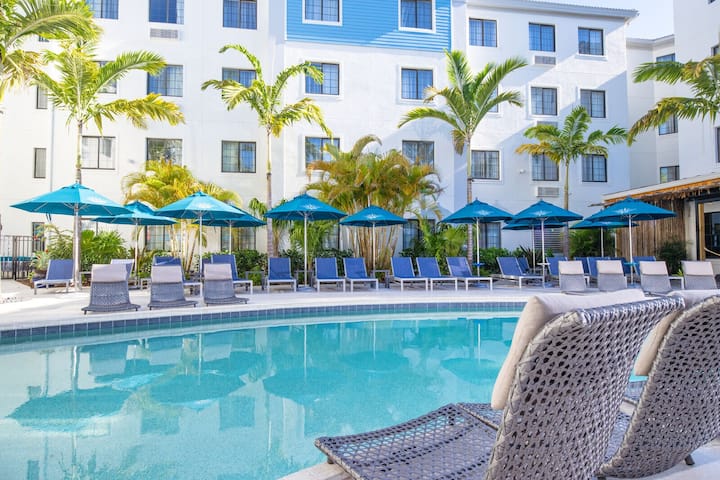Relaxing Stay W/ Kitchen | 3 Units - Naples, FL