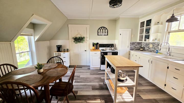 Professionals Downtown Den | Sleeps 3 - Waterville, ME