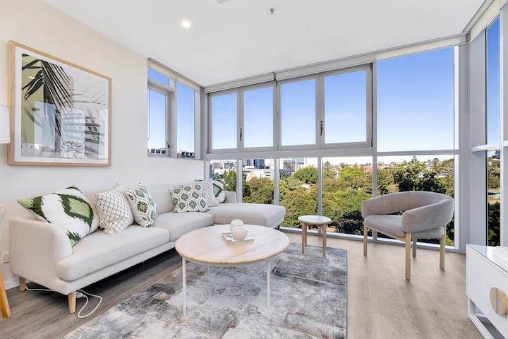 Stylish 2br | 3 Beds, City Views + Free Parking -