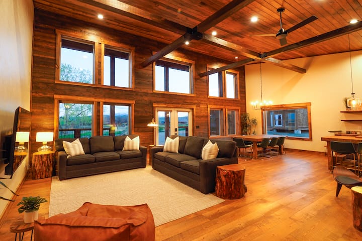 Roam: Rustic Lux Cabin – 2 Kings + Bunks For Kids - Cody, WY