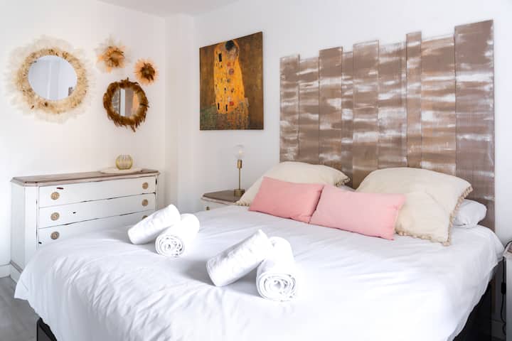 Loira Ferreiro: Spaciousness In A Residential Area - Saragozza
