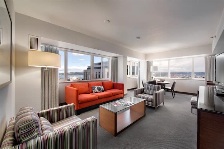 Opulent Superior Suite + Breathtaking Art Paradise - Puyallup, WA