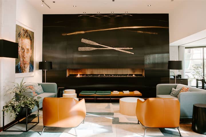 Corner King Suite + Magnificent Art Display - Tacoma, WA