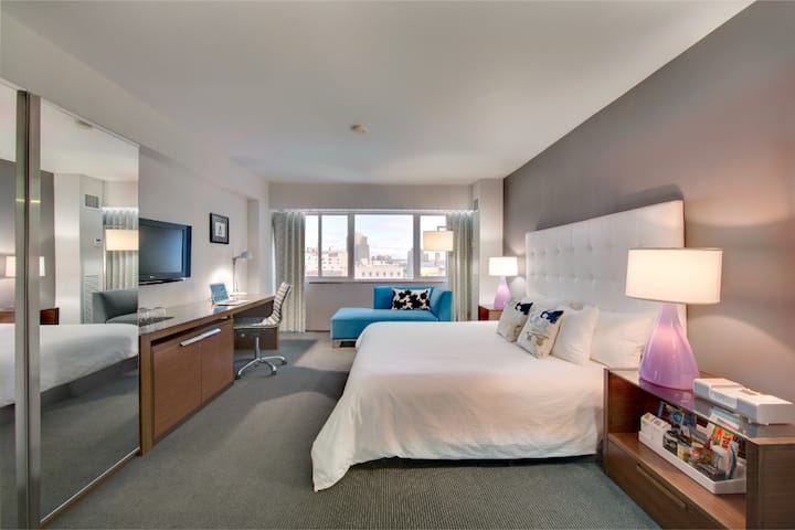 Luxurious Ada Suite + Museum Worthy Art Collection - Tacoma, WA
