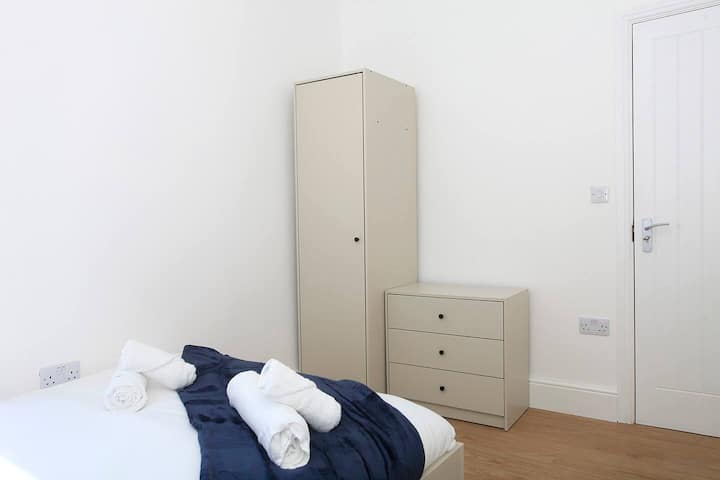 Westfield House Near The City Hospital - Peterborough, Royaume-Uni