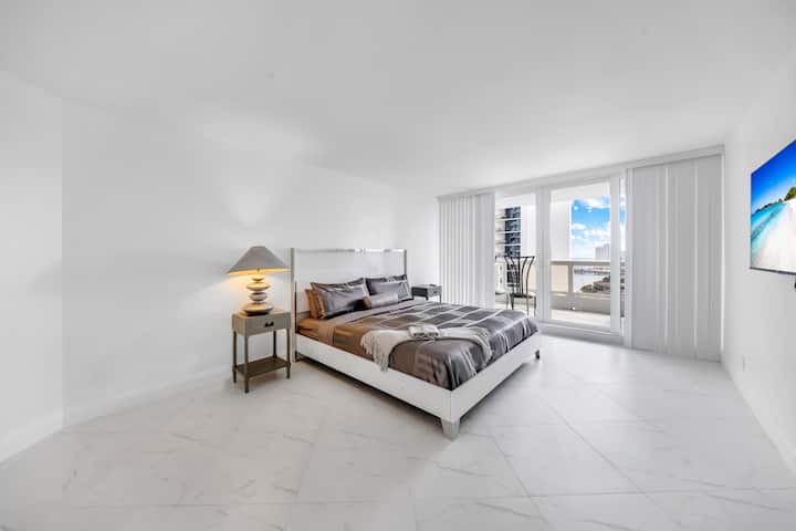4-bedroom Waterfront! Art Basel Ease - Miami, FL