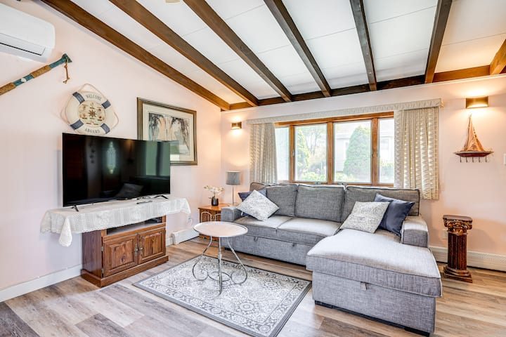 Massachusetts Abode W/ Deck & Grill: Near Beaches! - Manchester-by-the-Sea, MA