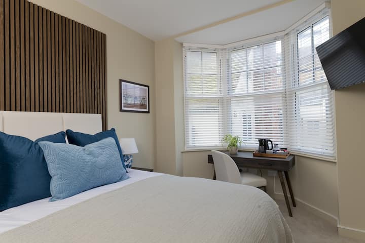 Deluxe Room With En-suite Bathroom - Hove