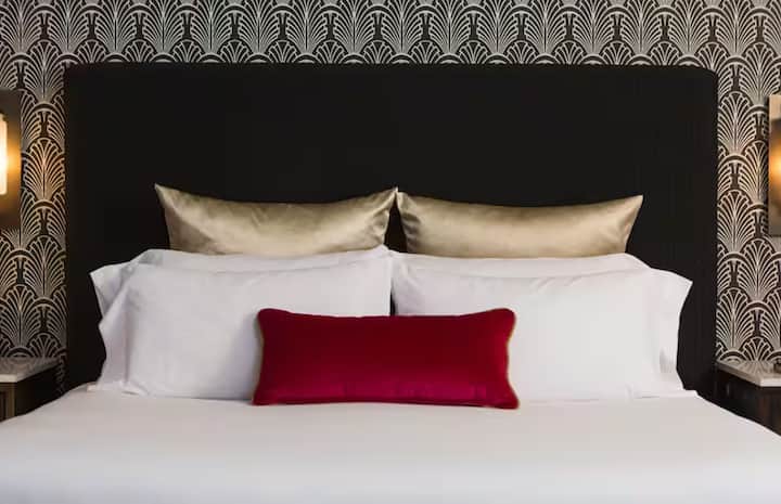 Walkable To Millennium Park & A Bar Off The Lobby - Chicago, IL