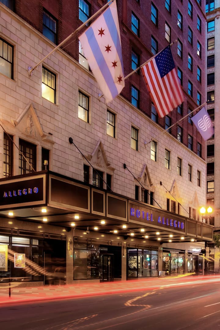 Ideal Loop Location Near Theater District & River - Chicago, IL